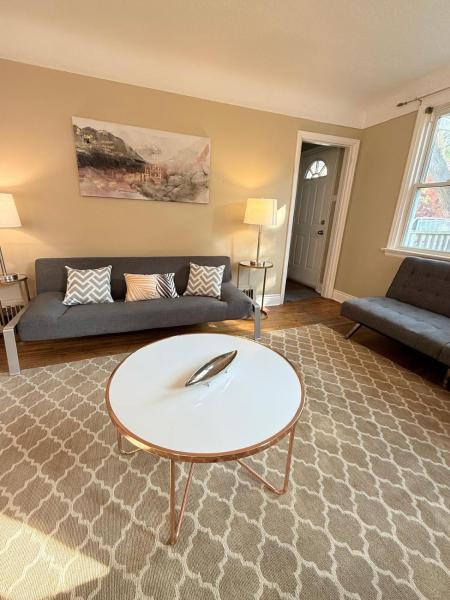 Entire Two Bedrooms Bungalow- Walking Distance To Burlington Downtown- Sleeps 6 - Burlington