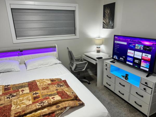 White Private Room In Beaumont Near Yeg Airport With Shared Bathroom And Kitchen - Leduc