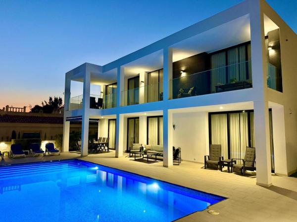 Luxury Villa With Large Swimming Pool And Outdoor Area - La Marina