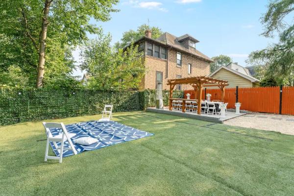 Book Now, Lounge & Cozy Pergola Vibes Lounge & Grill, Sleeps 12 - Bryn Mawr, PA