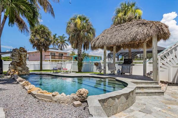 A Short Walk To Sun & Sand, Coastal Beach Home With Pool - Fmb - Aqua Falls - Roelens - Fort Myers Beach, FL