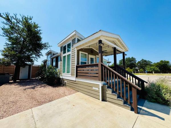 Village Farm Bungalow With Pool And Hot Tub - Austin, TX