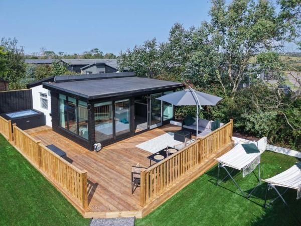 Cedars Lodge - Hot Tub - Penally - Tenby - Wales