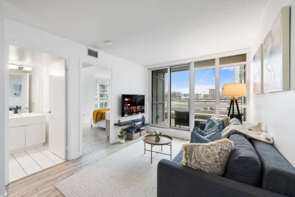 Sleek Downtown Oasis Modern Retreat In Toronto - Ontario Place