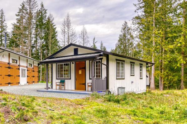 Off-grid Bungalow Cabin Private Ranch Sleeps 8 - Anacortes, WA