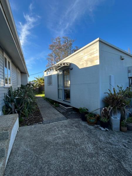 Self Contained Large Cabin - Auckland