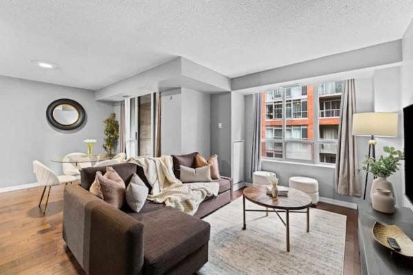Modern Oasis Stylish 2br Condo Near Attractions - Ontario
