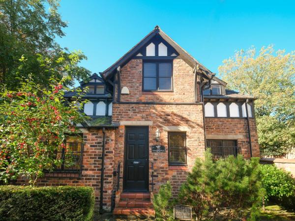 Detached House With Gated Parking In Whalley Range - Peak District National Park
