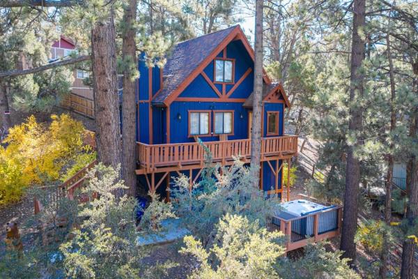 Big Blue Retreat Dog-friendly Cabin, Spa, Near Village - Big Bear Lake, CA