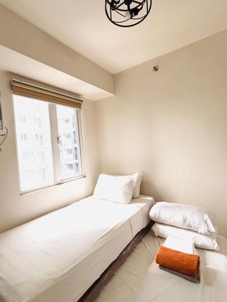 Stylish And Trendy - Comfy Room With A Pool View - Iloilo City