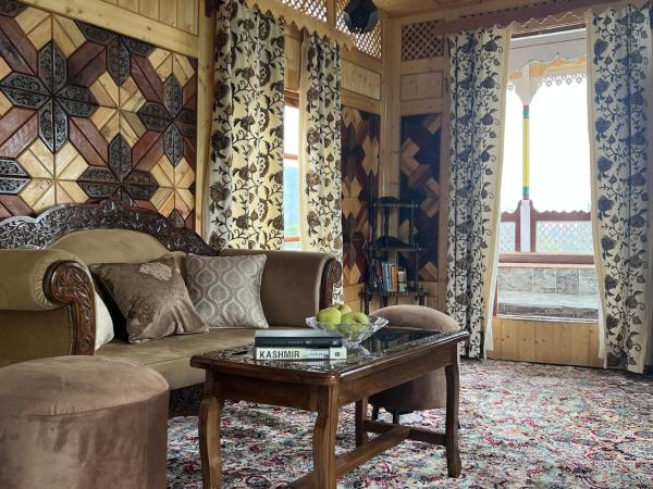 Suroor Houseboat - Srinagar