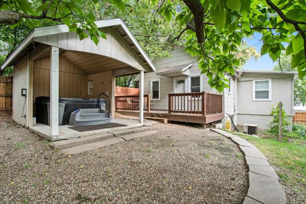 Midtown Spot Lovely Fenced Backyard & Hot Tub - Bennington, NE