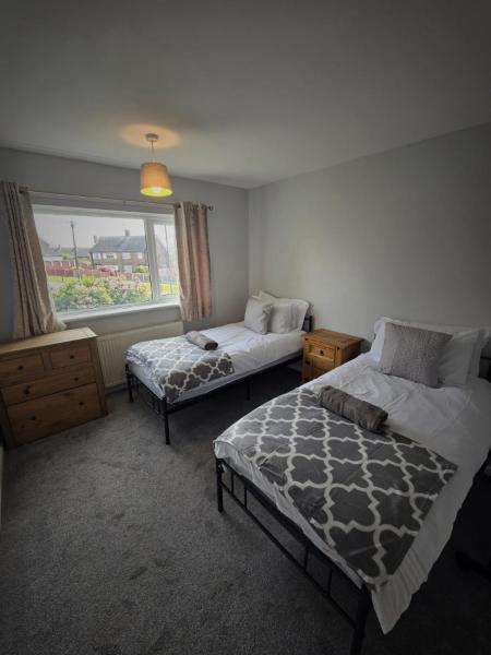 Affordable 3 Bedroom House,sleeps 5,free Parking,close To City, Home From Home - Nottingham