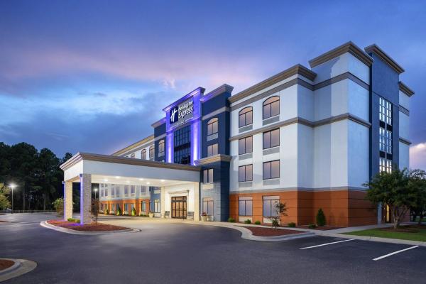 Holiday Inn Express Fayetteville Fort Bragg By Ihg - Fayetteville, NC