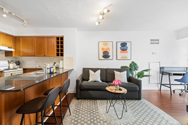 Cozy Urban Retreat Walk To Yonge-dundas Square - Richmond Station - Toronto