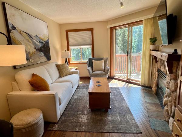 Main Village, Ski-in Ski-out, Hot Tub, Condo - Sun Peaks