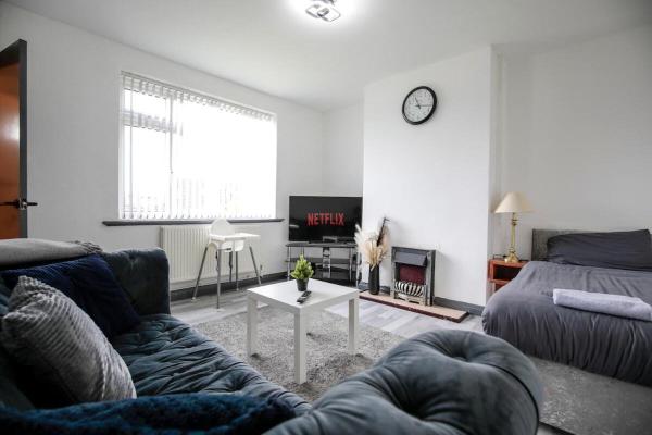 Blackrod House, Near Bolton, Free Parking, Sleeps 5, Long Or Short Stays By Nmb Property - Bolton
