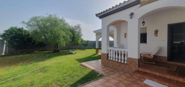 Casa Con Jardin Privado En Primera Linea De Playa - Chipiona