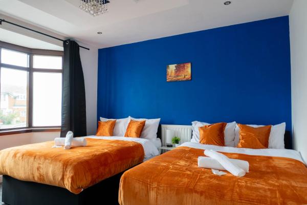 Sleeps 12 - Contractors - Groups - Families - Wolverhampton