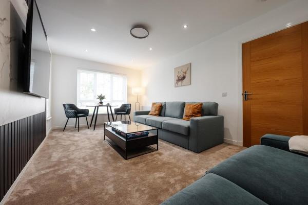 Detached 5 Bedroom Home In Glasgow With Driveway - Glasgow