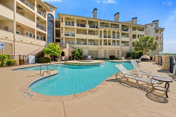 Paradise Island - 2br/2ba Condo With Epic Views Of Lake And Pool - Lago Vista, TX