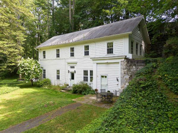 Prime Location, Recently Redesigned, Riverfront! - Great Barrington, MA