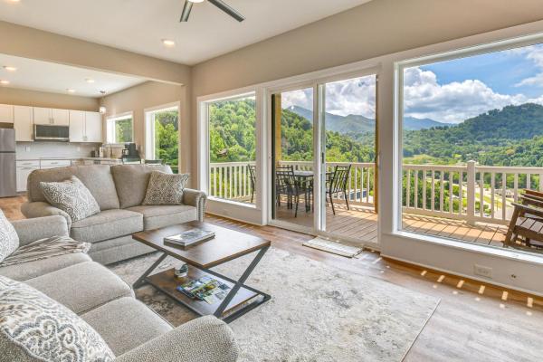 Mtn Views And Stunning Fall Hikes Maggie Valley Apt - Maggie Valley, NC