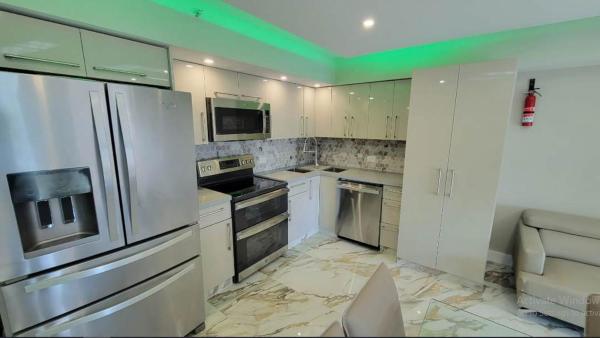 Alexander 521 - Miami Beach, FL