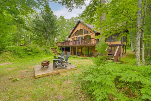 Cozy Wisconsin Cabin With Deck, Kayaks And Lake Views! - Hayward, WI