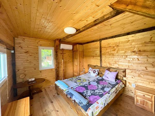 Kъщичка в полите на планина Витоша с коне и животни - Sofia