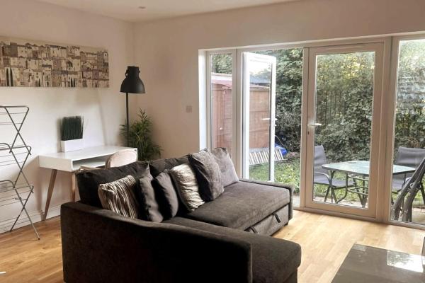 Secure 2bd Retreat: Modern Comfort In Privacy - Gillingham