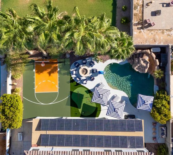 Sleeps 16 Pool Hot Tub Sport Court Game Room - Glendale