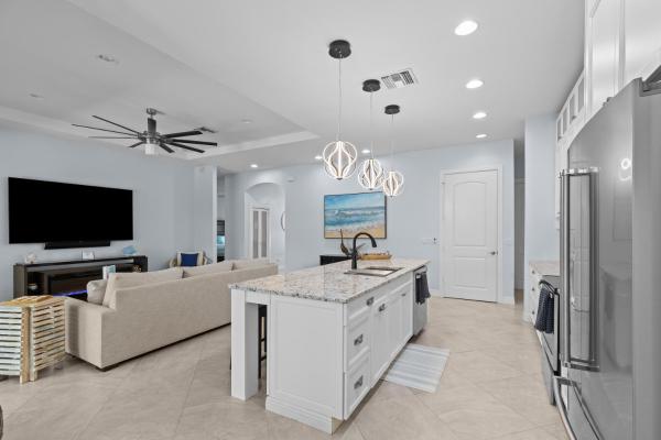 Luxurious 4-bedroom Pool Home -Walk To Beach & Restaurants - Fort Pierce, FL