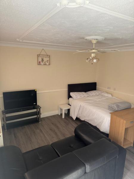 Fully En-suite With Kitchen - Basildon