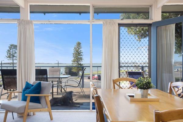 Swans Shorehouse Retro 60's Shack By The River - Goolwa