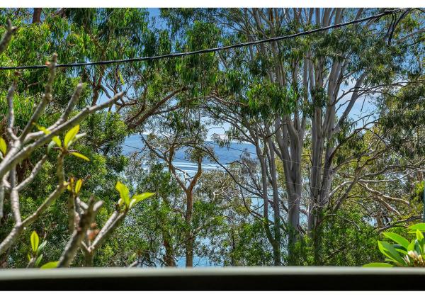 Charming Lakeside Retreat - Pomona