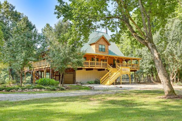 Creek Access, Games Family-friendly Royal Retreat - Hot Springs, AR