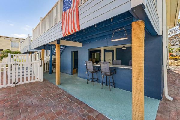 50 Seaside Stay- 4bd 3ba Duplex With Pool! Home - Fort Myers Beach, FL