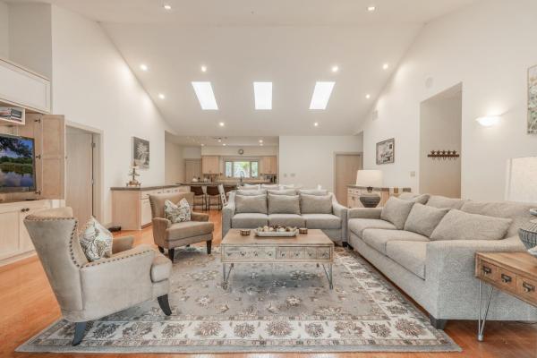 Ultimate Hill Country Retreat, Pool, Creek, Sleeps 10 - Dripping Springs, TX