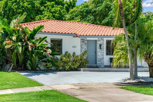 Luxury Vacation House In Miami’s Center! - Miami, FL