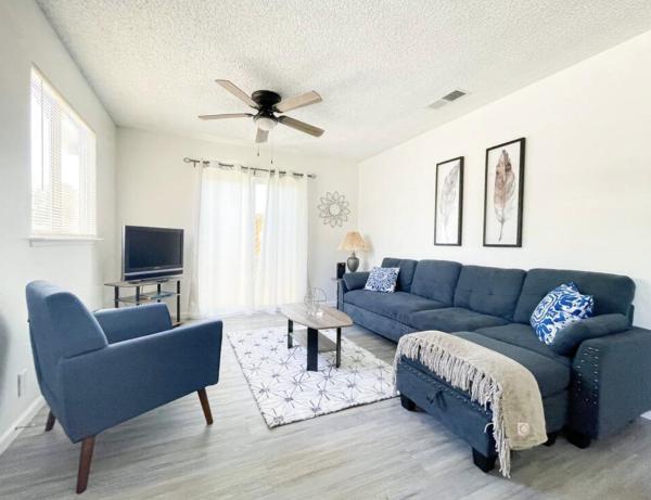 Trendy Ivy 2-bedroom - Coalinga, CA