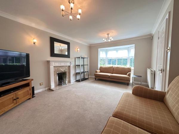 Large 4 Double Bed Exec House - Brentwood