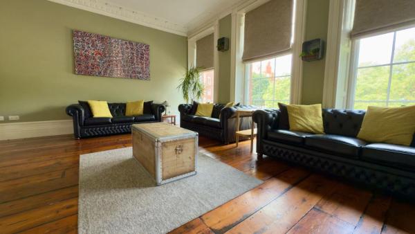 Manchesters Ultimate House - Hot Tub - Sleeps 23! - Bury