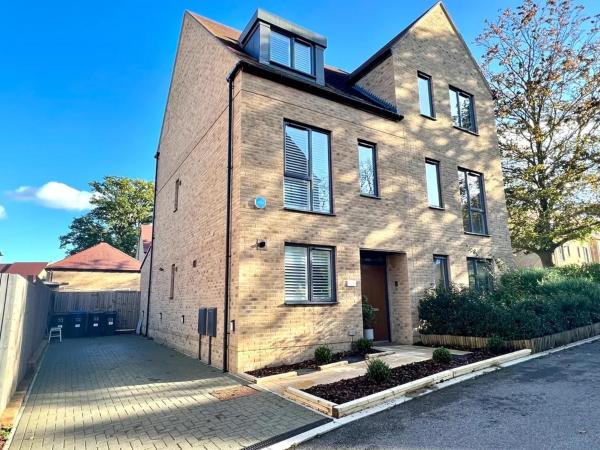 4-bed In Coulsdon 20 Min London, 20 Min Gatwick - Redhill