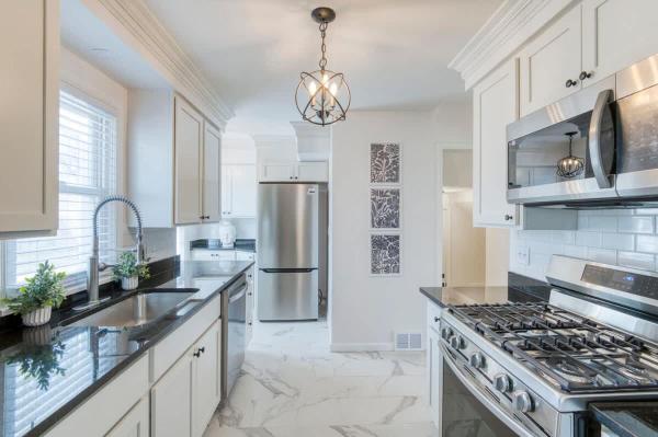 Stylish 3br W Sunroom & Deck - Cleveland, OH