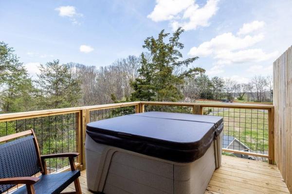 Charming Hideaway Near Dolly W Hot Tub & Arcade - Sevierville, TN