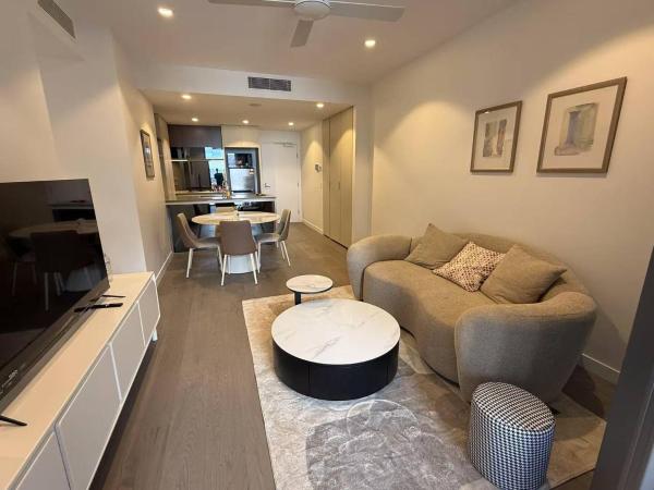 River Nights & City Lights - Luxe Stay + Carpark - Salisbury