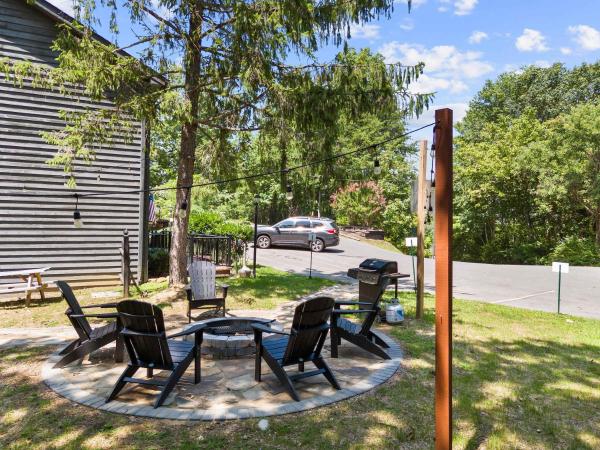 Comfy Escape Near Dollywood W Pool & Grill - Pigeon Forge, TN