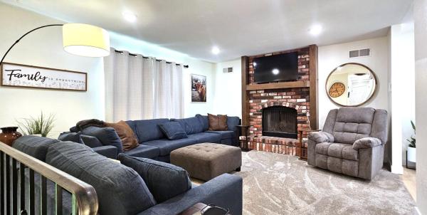 Paddleboards, Grill, Fire Pit, Air Hockey, Wd, Brkfst, Sleeps 14 - Lake Powell