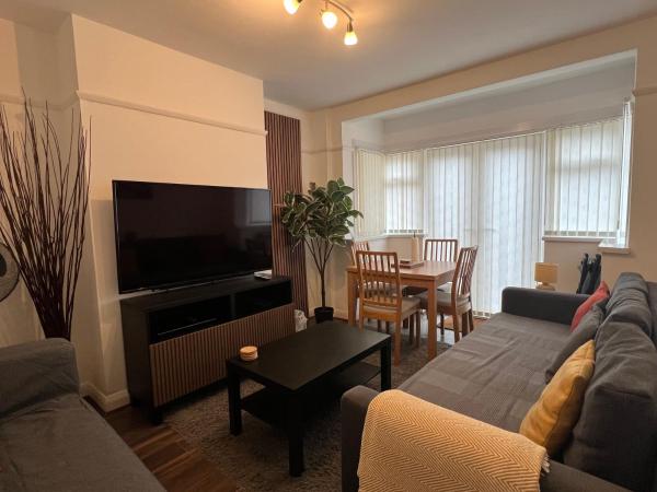 3 Bedroom Modern House 15 Min To Tube, Shops Near By - Barnet